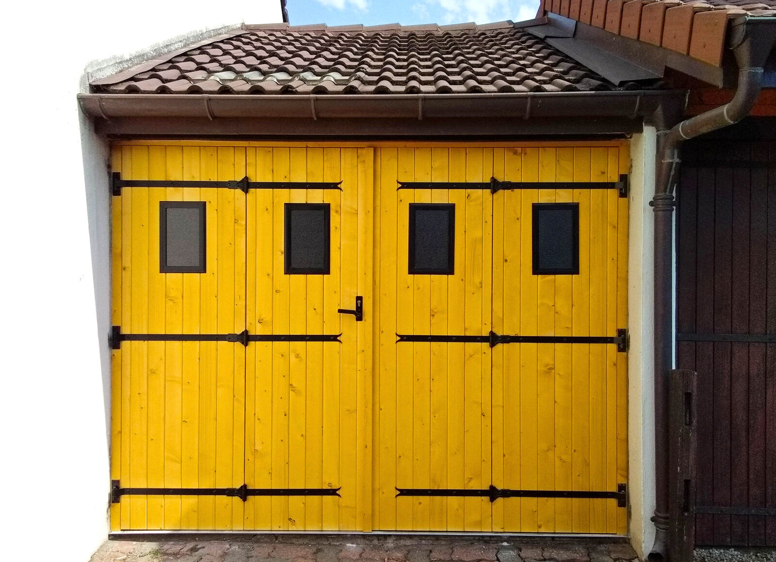 Porte de garage battante en bois - Imperium Ouvertures